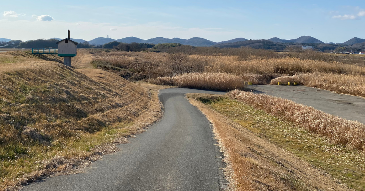 斜面での草刈りを楽にする5つの方法と安全作業のコツを解説 | kusakaroo｜くさかるー